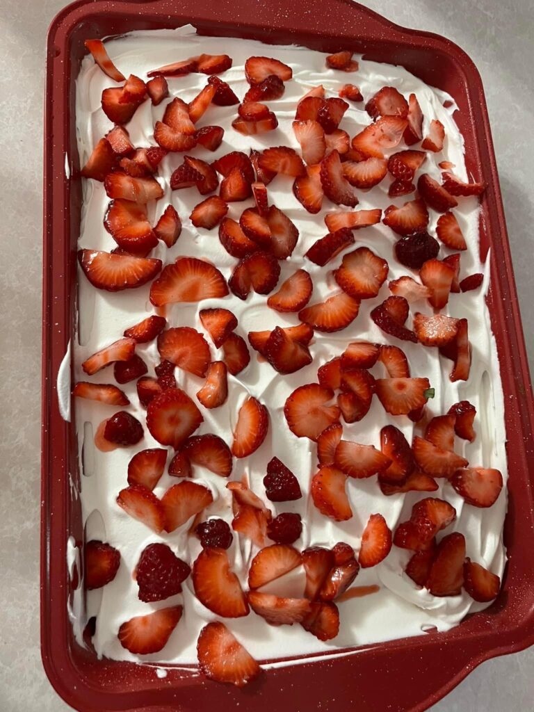Skinny Strawberry Poke Cake - Dieter24